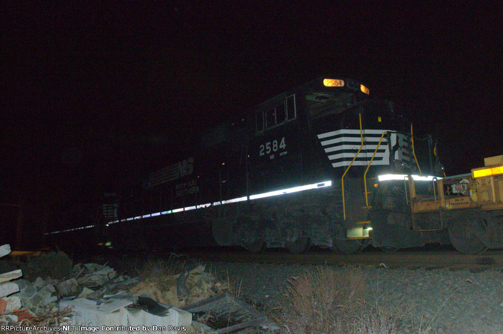 NS SD70M 2584 trails on 21R